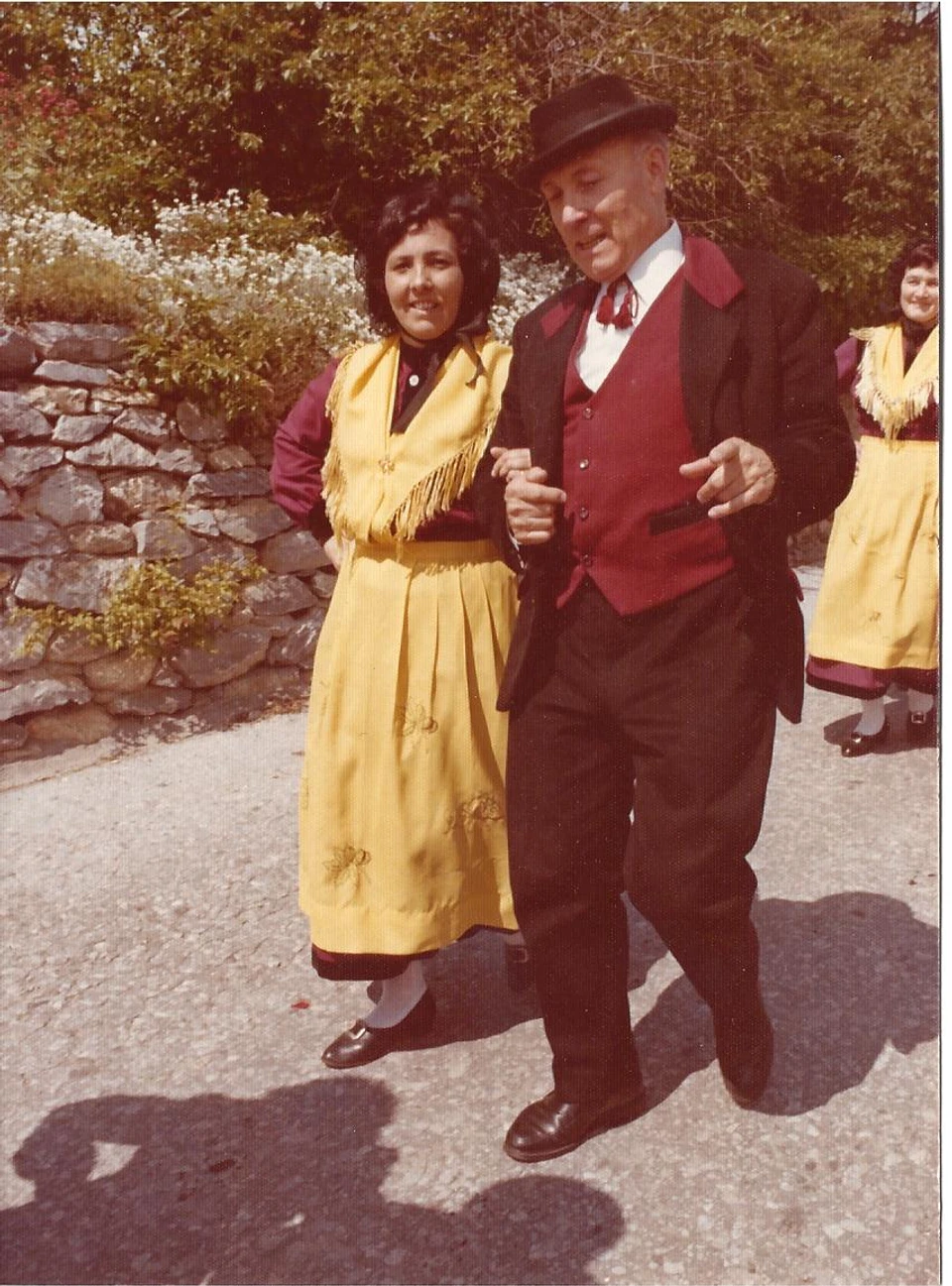 Huguette Darbellay et Denis Darbellay lors d'un défilé avec le groupe ...